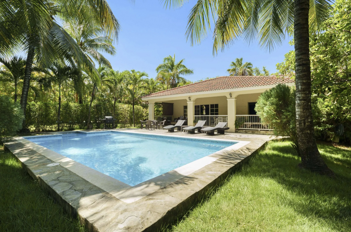 Spacious 4-Bedroom Villa with Private Pool and Tropical Garden - Go ...